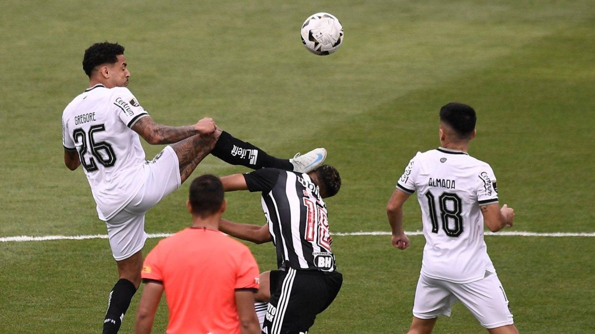 Insólito: la expulsión de Gregore al minuto de juego en la final de la ...