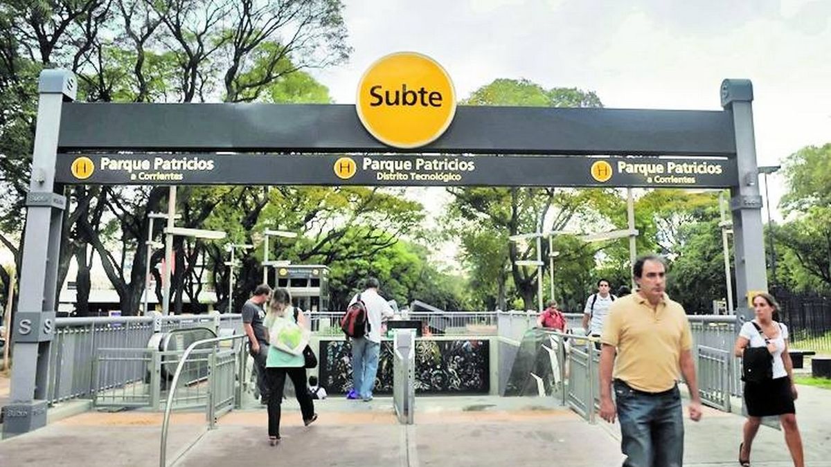 Parque Patricios: hallan a un hombre ahorcado en un poste