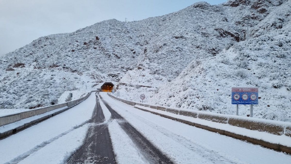 El Dique Potrerillos amaneció como una postal por la nieve