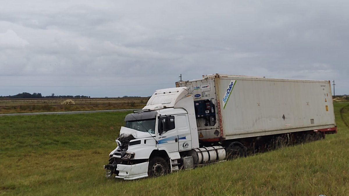 Choque y vuelco de camiones en Ruta 2 en la previa al finde largo de ...