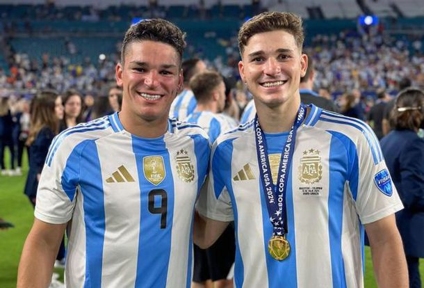 La versión malvada de Julián Álvarez: el increíble parecido del hermano ...