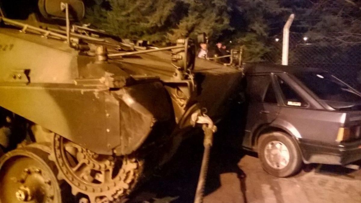 VIDEO: Así fue el choque de un tanque de guerra con un auto en Entre Ríos