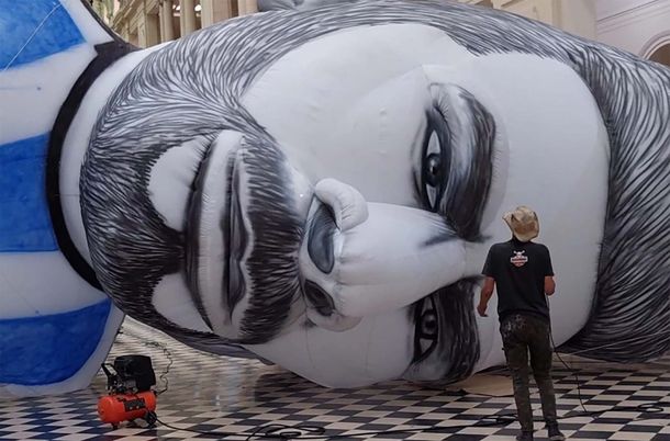 Instalan un Messi inflable gigante en el Obelisco