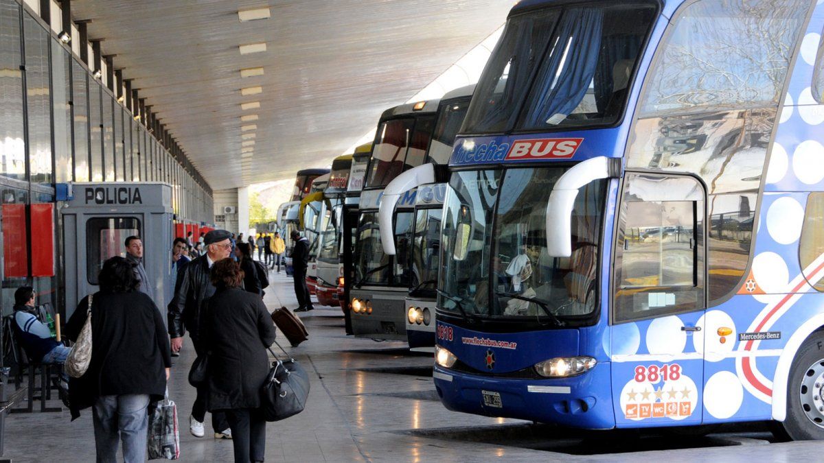 Abrebodegas saquean micros a la salida de la Terminal de Retiro