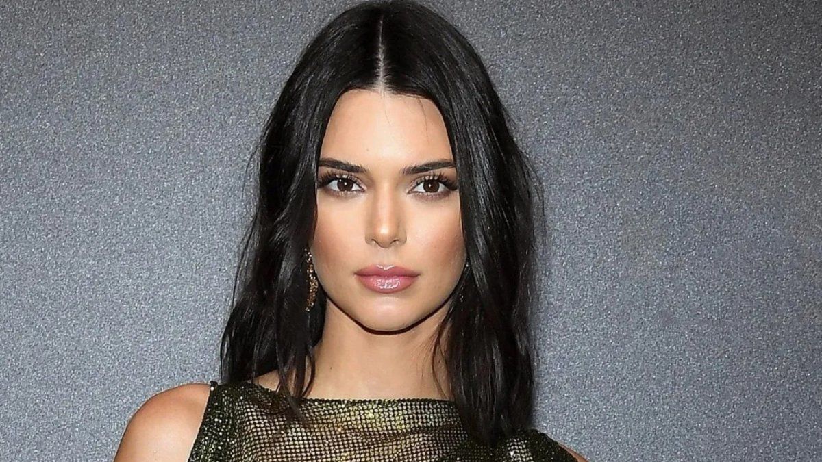 Kendall Jenner enciende las redes con una microbikini roja desde una ...