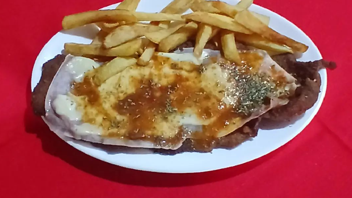 El bodegón que hace las milanesas más grandes de Buenos Aires y es un éxito
