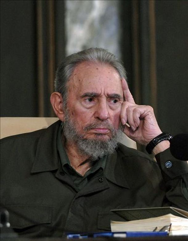 El capitalismo es el que ya no sirve, aclara Fidel