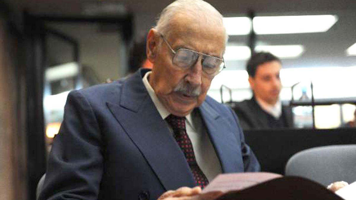 Videla será enterrado sin honores militares