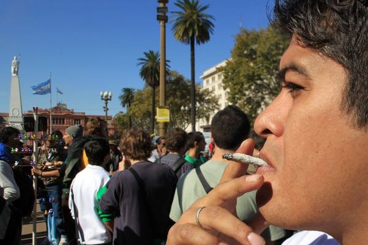 Fumar porro en la calle sin testigos no es delito