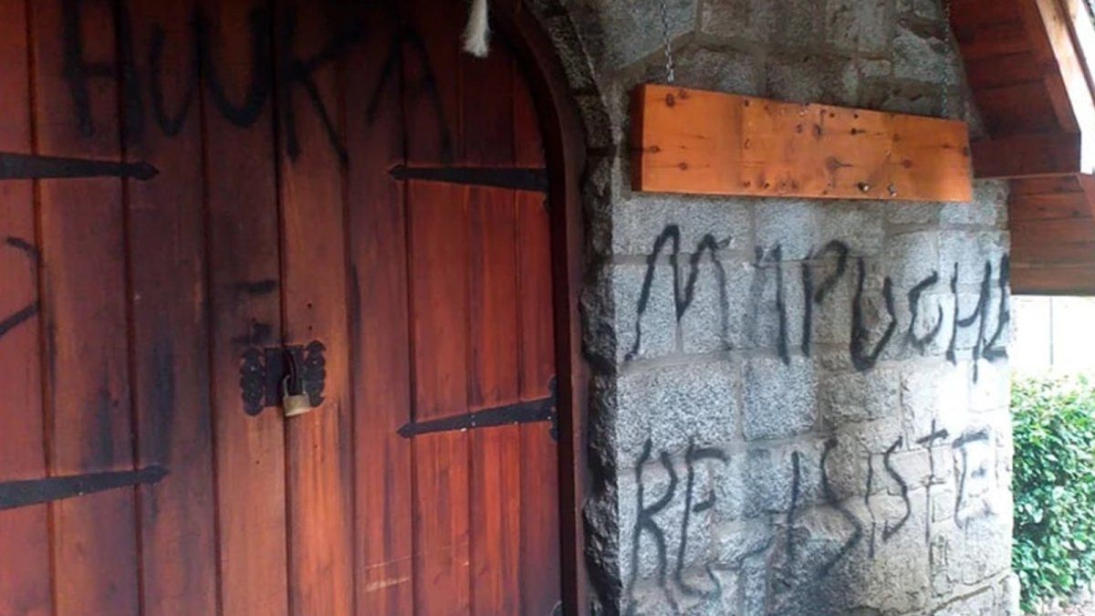 Manifestantes Mapuches Pintaron Y Prendieron Fuego La Capilla De Villa