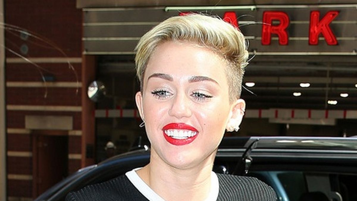 Miley Cyrus no le teme al vestido transparente