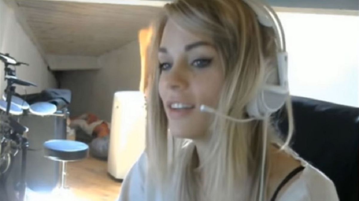 VIDEO: Una gamer se quema el pelo sin querer y lo transmitió en vivo