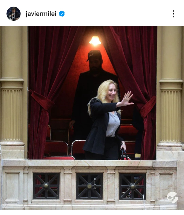 Revelaron quién es el hombre de barba y gorra que acompaña a Javier ...