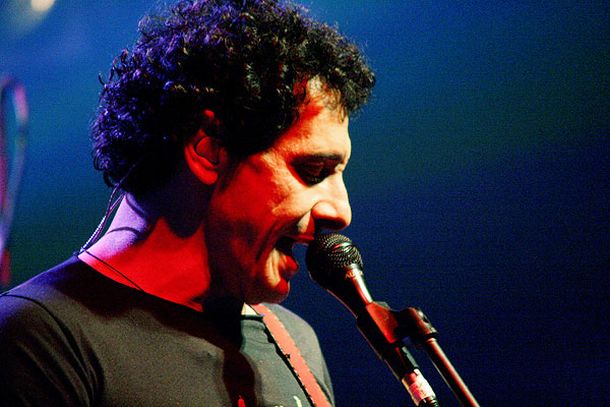 Ricardo Mollo es un papá canguro