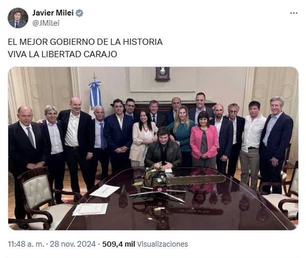 Javier Milei encabezó la reunión de Gabinete con una motosierra en la mesa