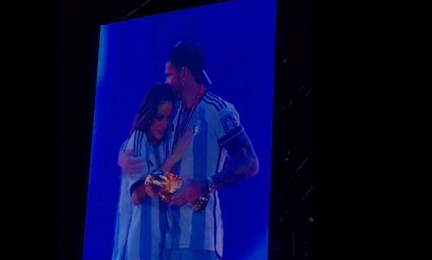 Rodrigo De Paul, con su hija y la Copa del Mundo, en el recital de Tini ...