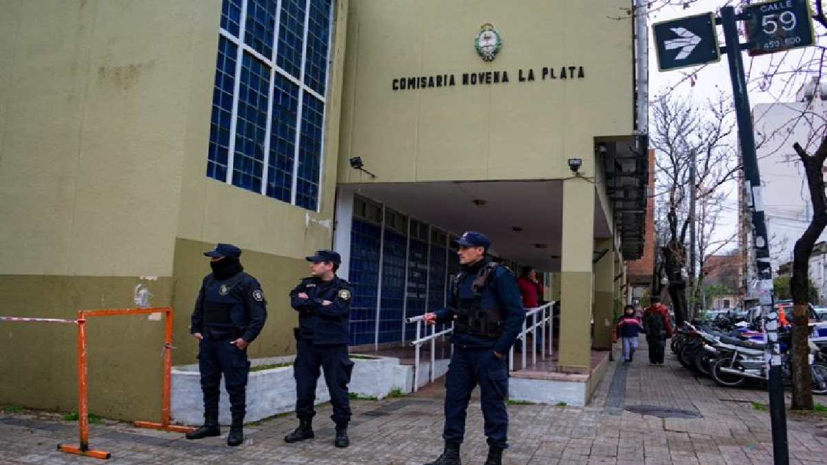 Confirman tres casos de coronavirus en una comisaría de La Plata