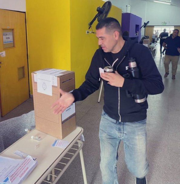 Juan Román Riquelme emitió su voto: mate en mano y mucha buena onda