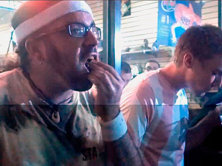 Muere después de ganar un concurso de comer cucarachas