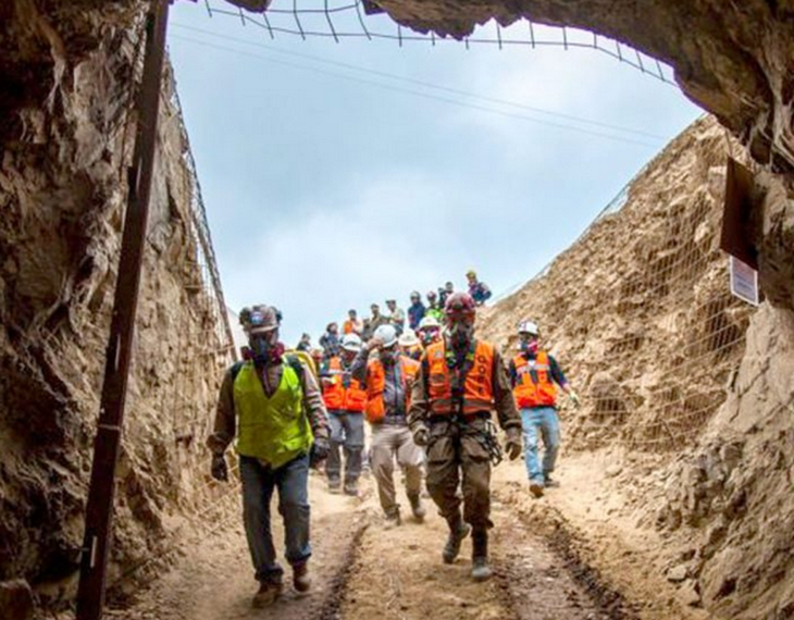 Rescataron a uno de los tres mineros atrapados en Chile: otro de ellos murió