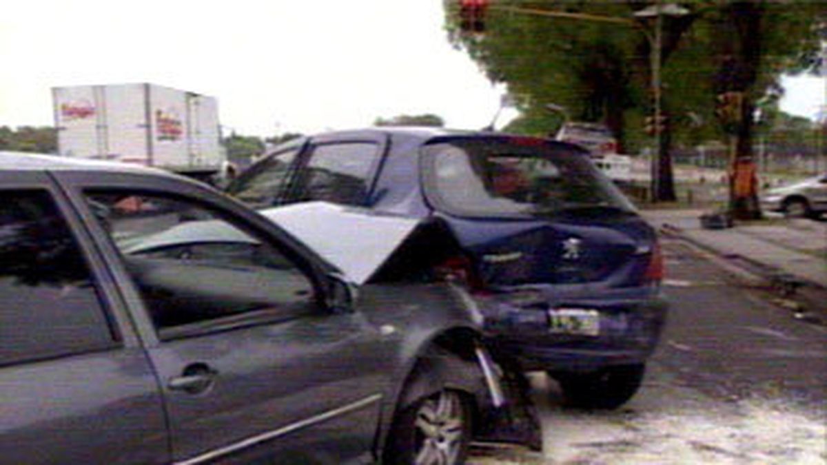 Un Camión Se Queda Sin Frenos Y Choca A Tres Autos En Costanera Sur