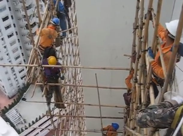VIDEO: Andamios hechos de bambú en Hong Kong