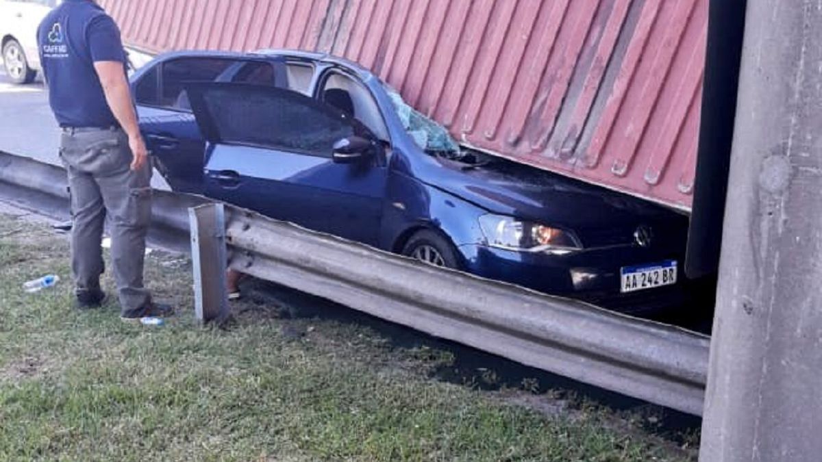 Accidente: un container aplastó a un auto